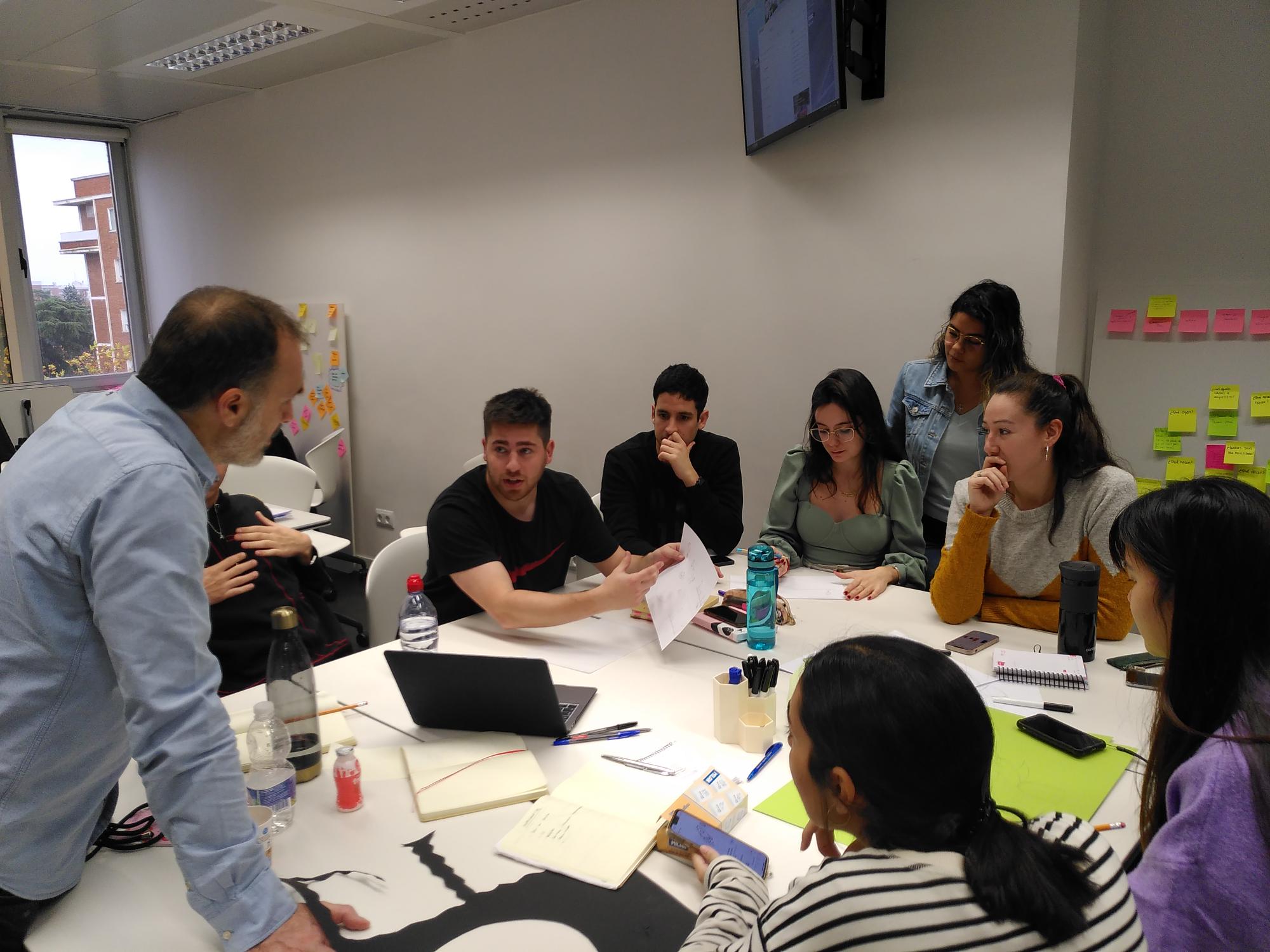 Emilio Amade from the newspaper El Mundo shows the students of the ...